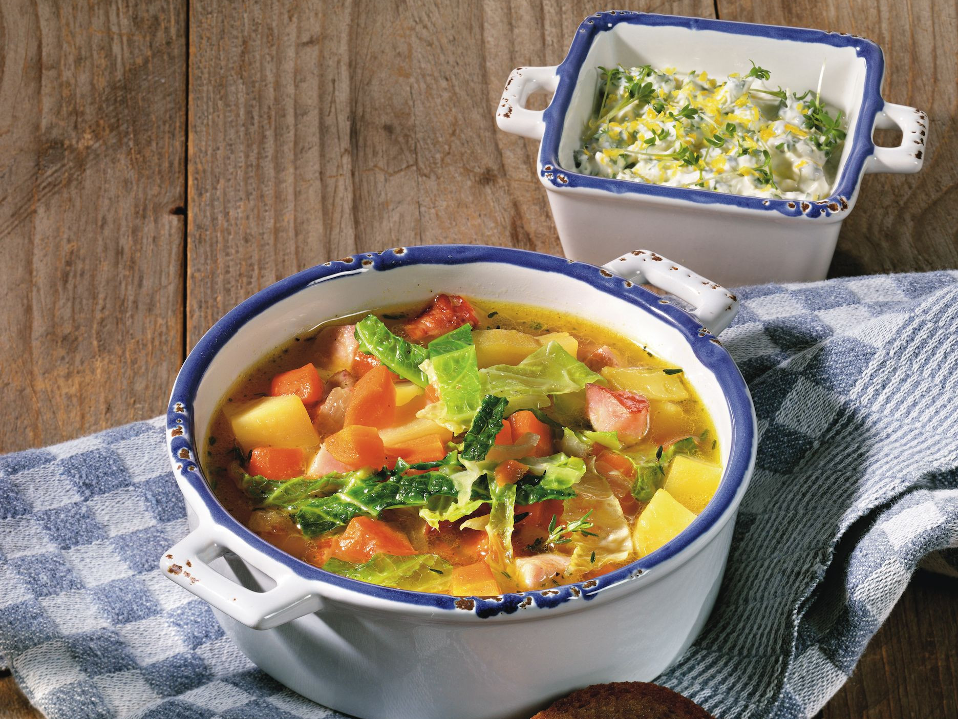 Würziger Wirsingeintopf mit mild geräuchertem Kassler und Kresse ...